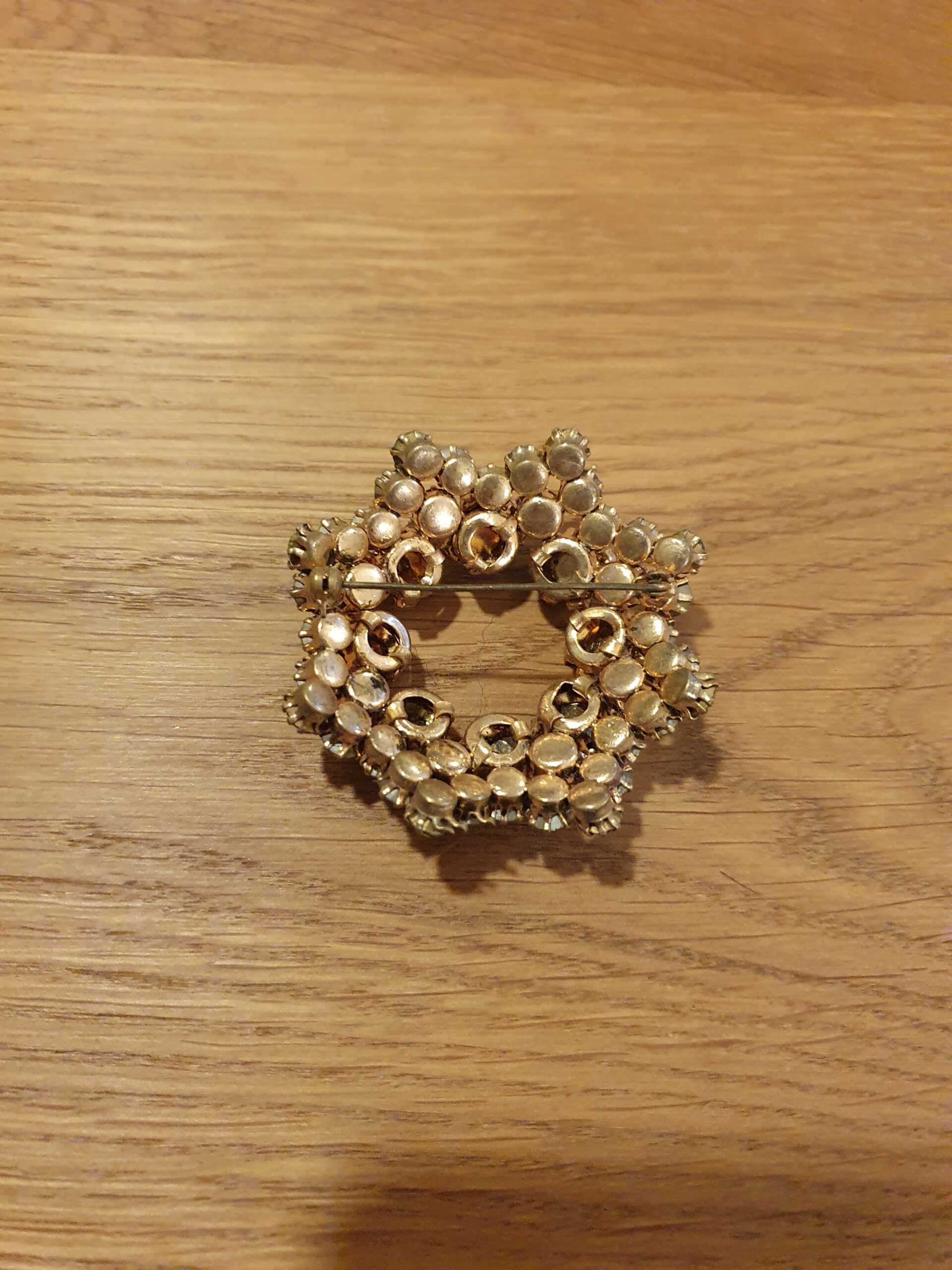 Broche med perler – Villumsen loppefund